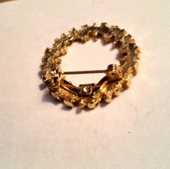 Vintage Gold Toned Wreath Brooch, Pin. - Gem