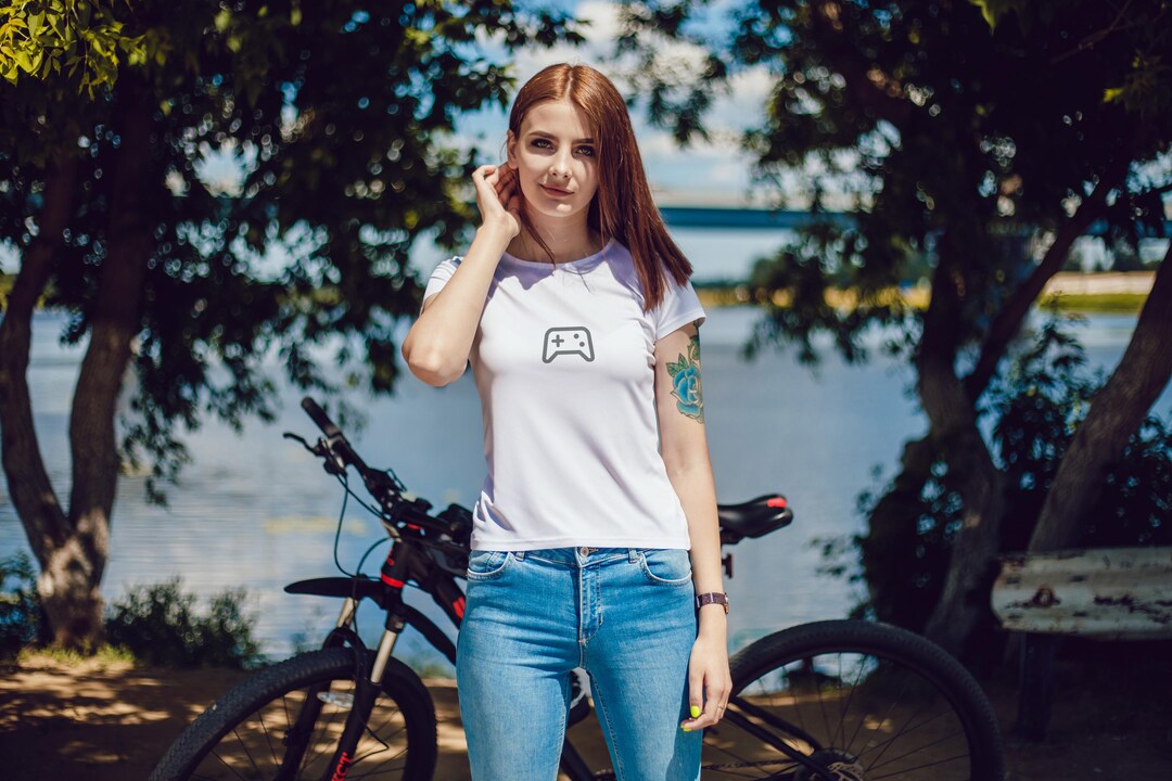 Minimalist Video Game Controller T-shirt (soft 100% Cotton, Simple ...