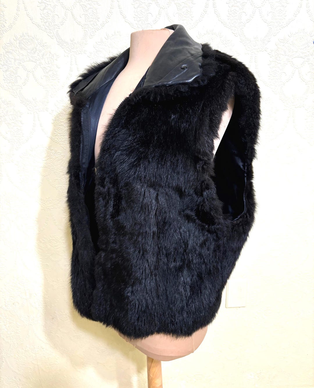 47 Inch Chest Near New Fluffy GENUINE Black OPOSSUM FUR Vest Mens Size ...