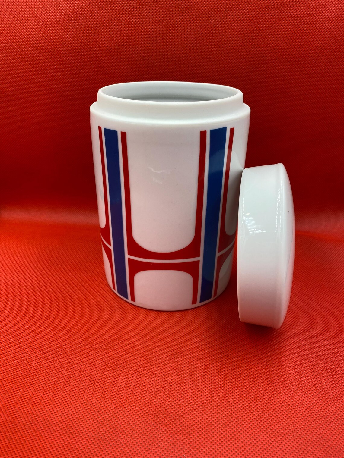 MCM Design, Mod, Red, White and Blue Decor, Mid Century, Groovy Design ...