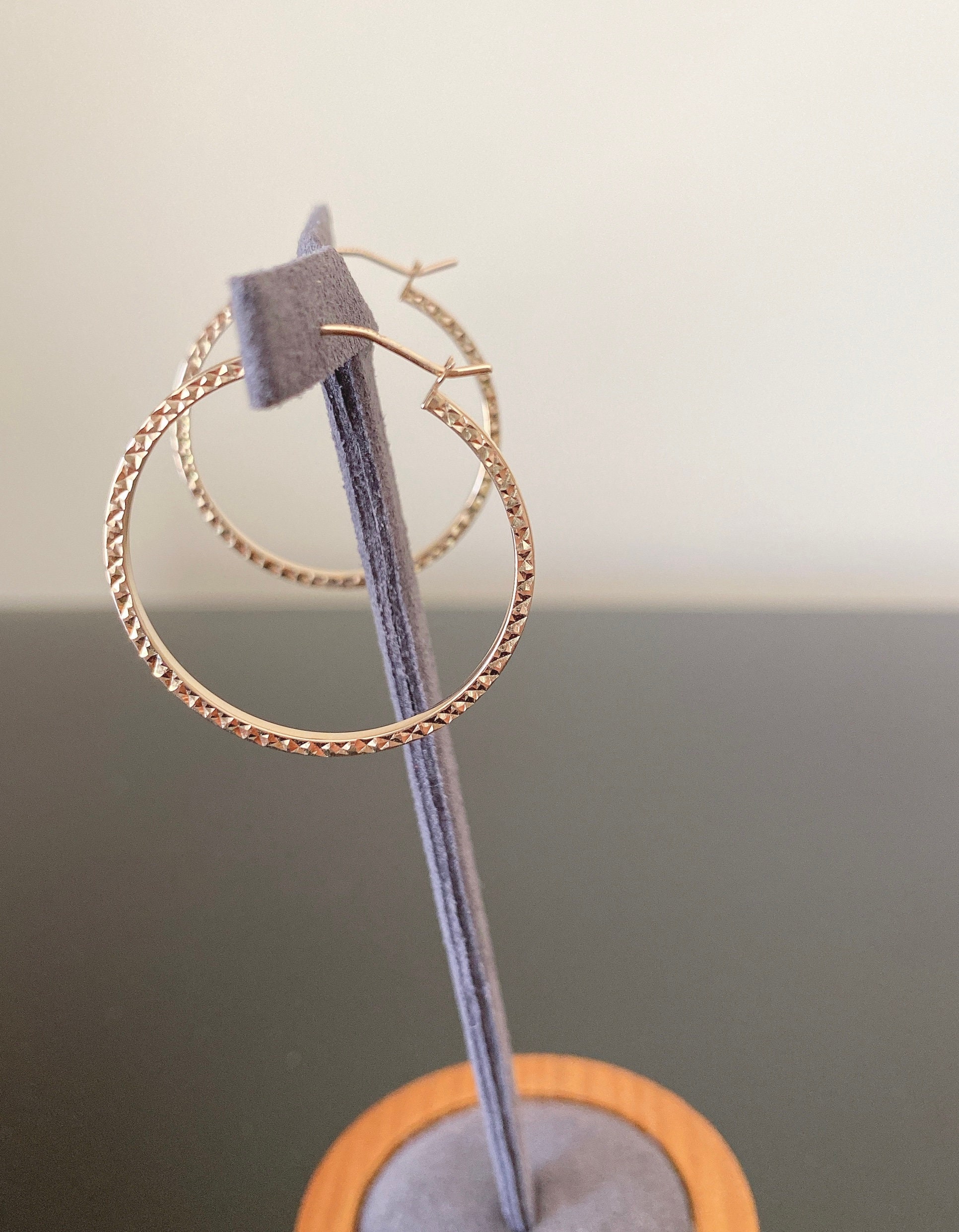 14K Yellow Gold Medium Diamond-cut Hinge Hoop Earrings | Etsy