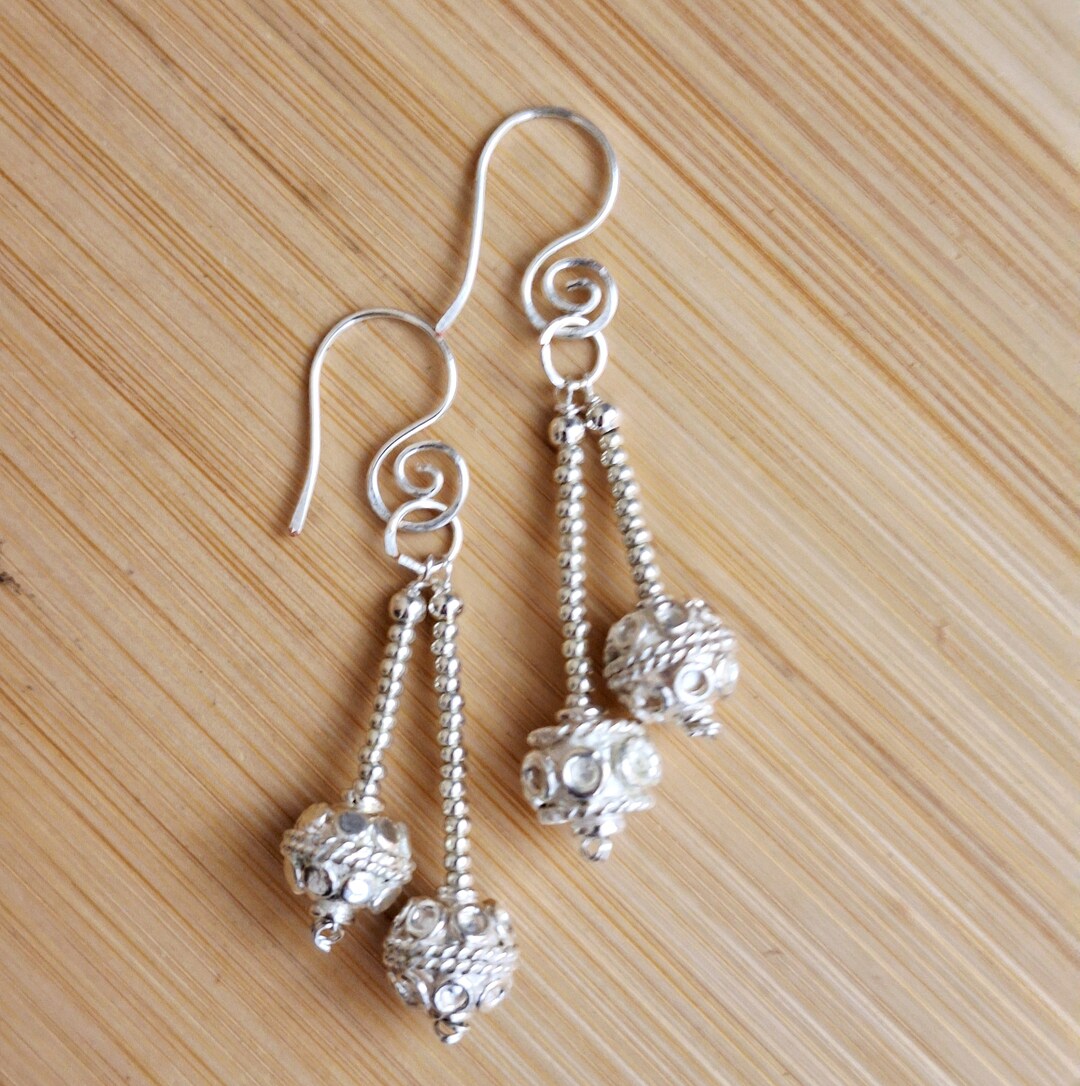 Pendientes tibetanos de plata con doble gota: filigrana asimétrica de ...