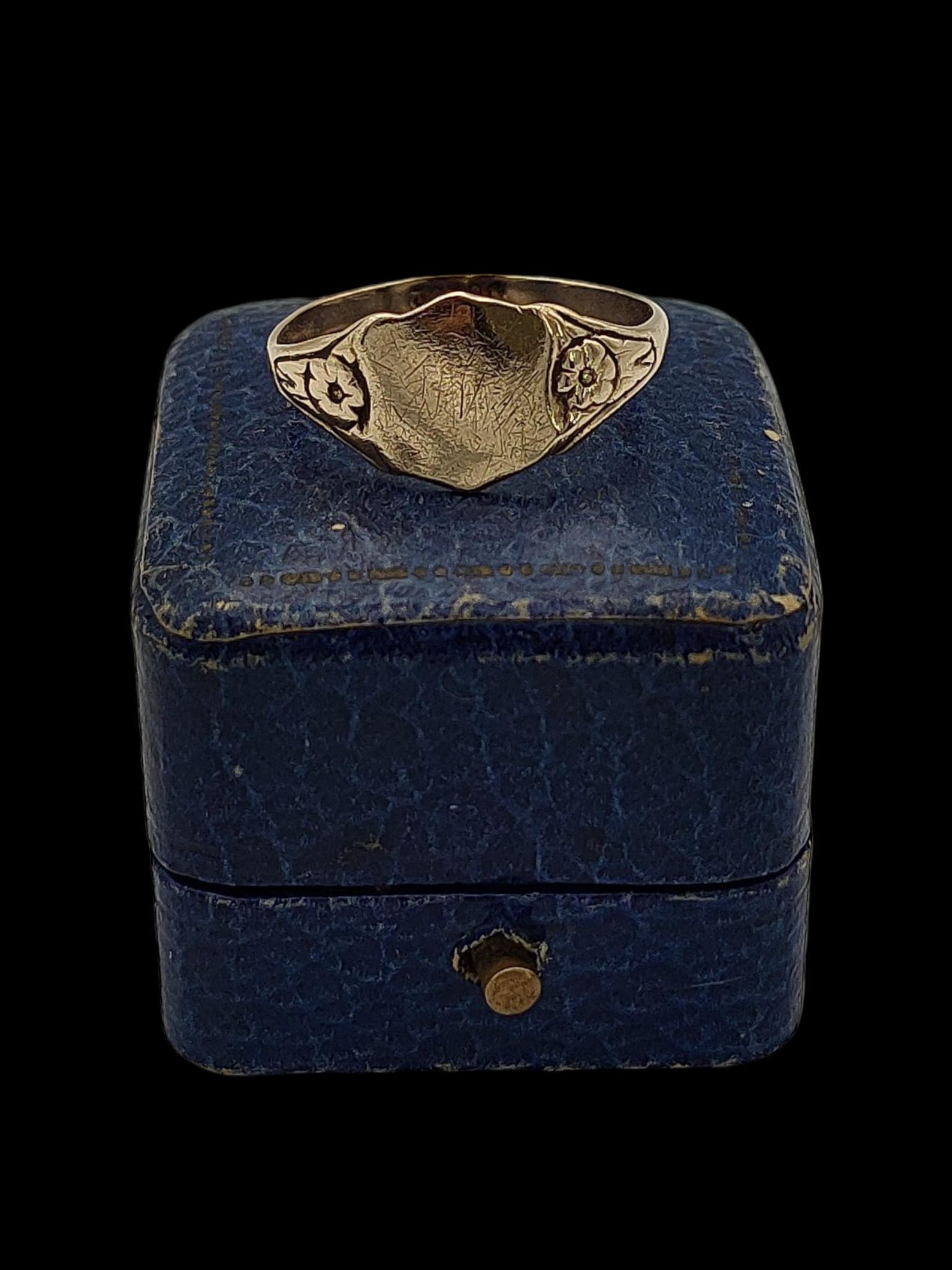 美しく巧みに作られたアンティークの装飾的なプレーンシールドカルトコッシュフローラルショルダーロールゴールドリング - サイズW / 11 ...