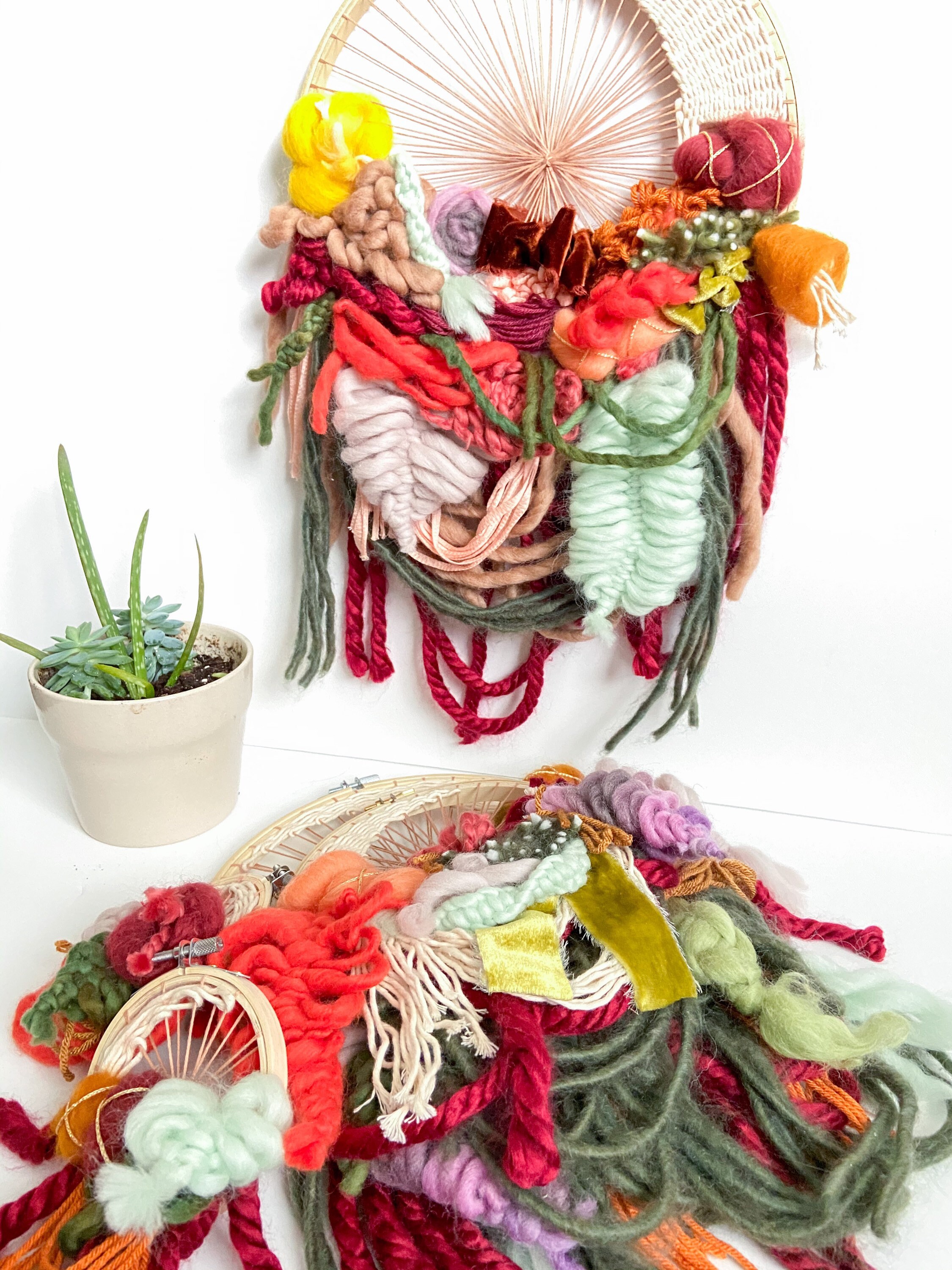 Floral round wall hanging fall colored wall weaving - Etsy.de