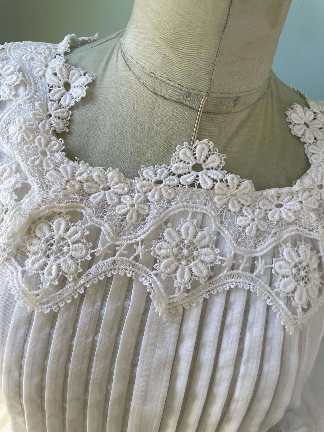 Vintage 1970’s Cottony Bridal Dress or Photography Dress. Daisy Lace ...