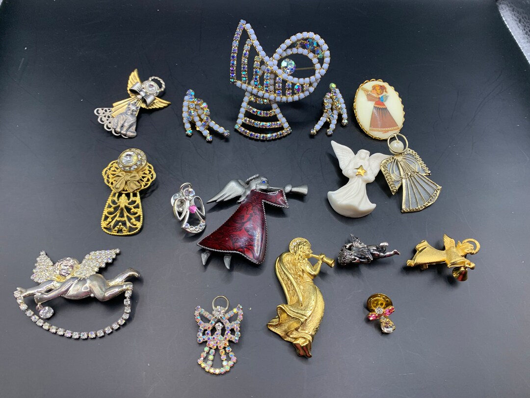 Christmas. Lot 4 13 Pieces of Angels Brooches and a Pair of Clip ...