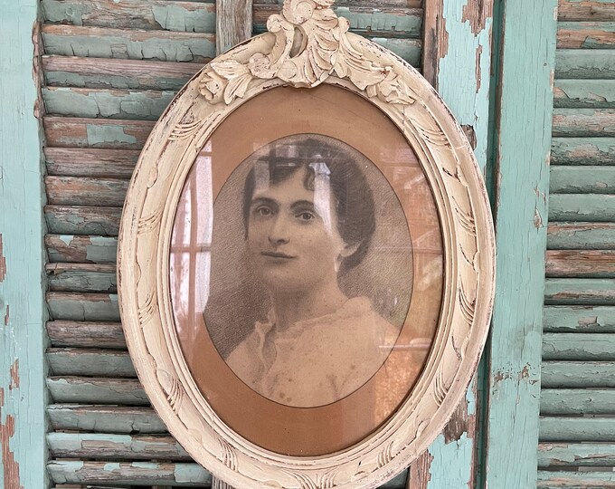 Silhouette of Woman in Oval Frame Black PLASTIC Oval Frame With Hand ...