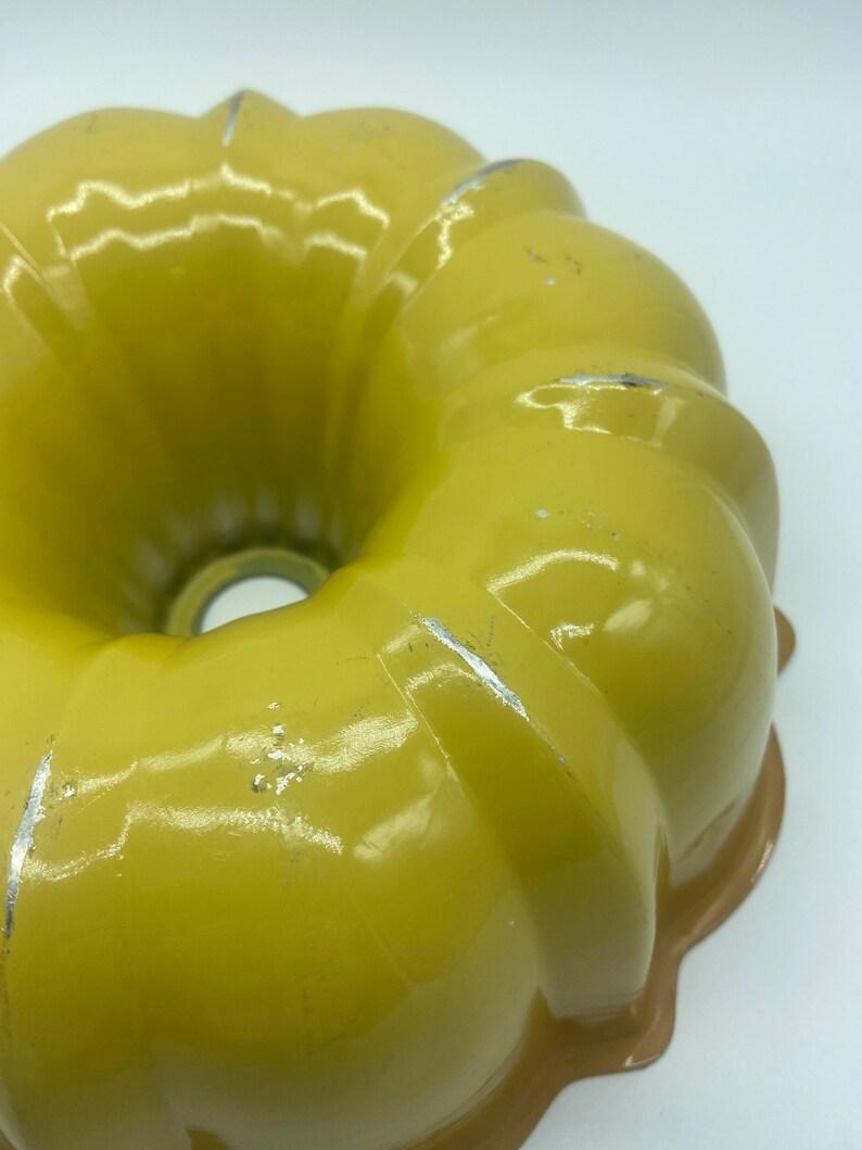 Vintage Yellow Mid Century Bundt Cake Pan Retro MCM Ombre Very Good ...
