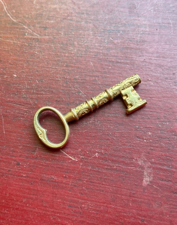 monet skeleton key pendant - Gem