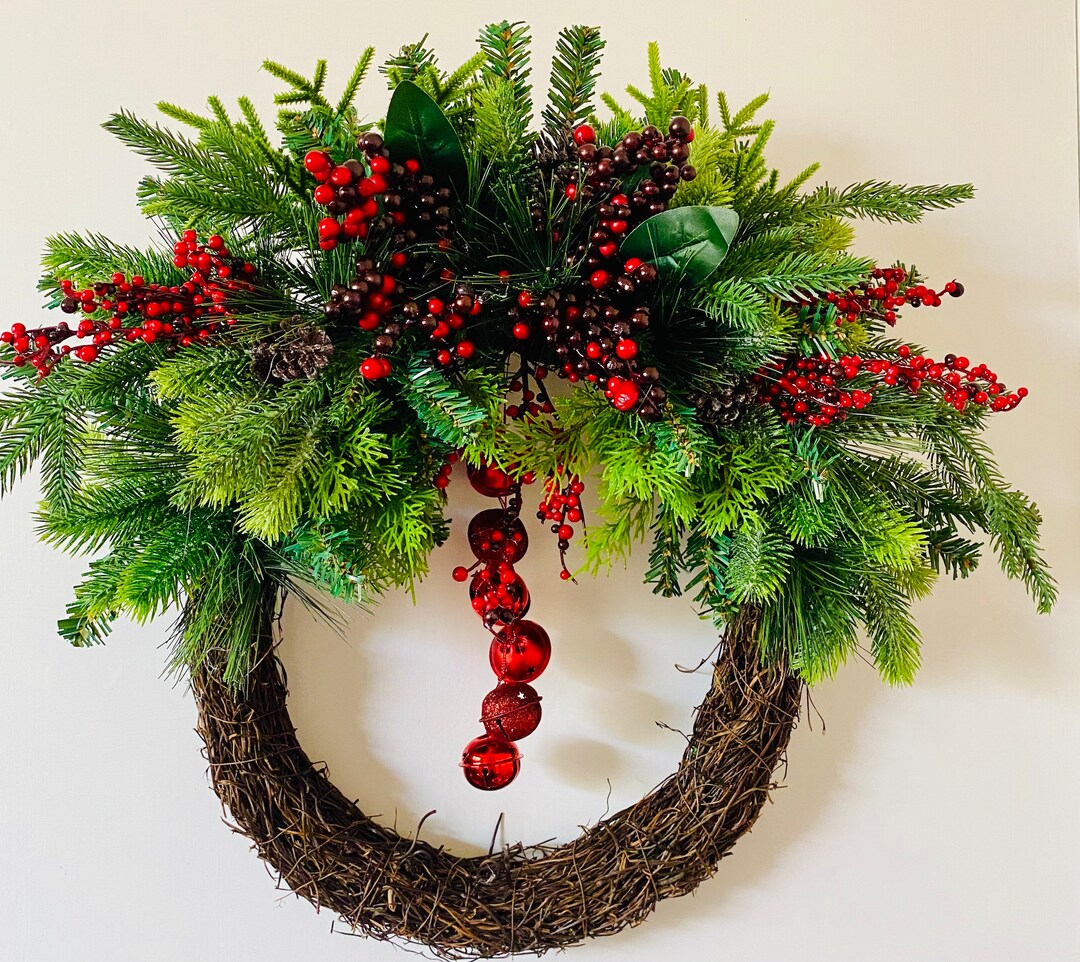 Red Berries and Bells. A Modern Christmas Front Door Wreath - Etsy