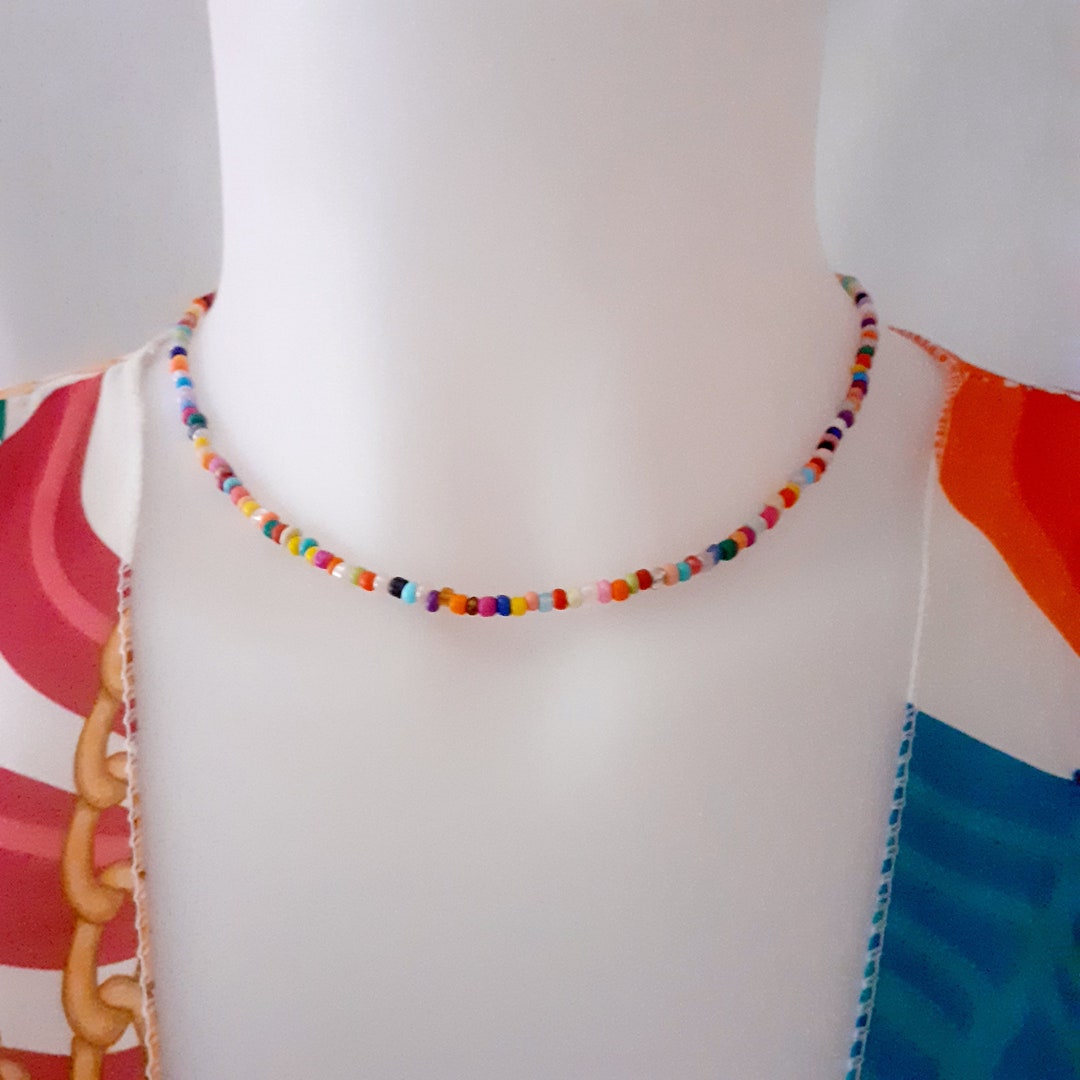Collier fin ras du cou aux perles en verre colorées, fermoir et ...