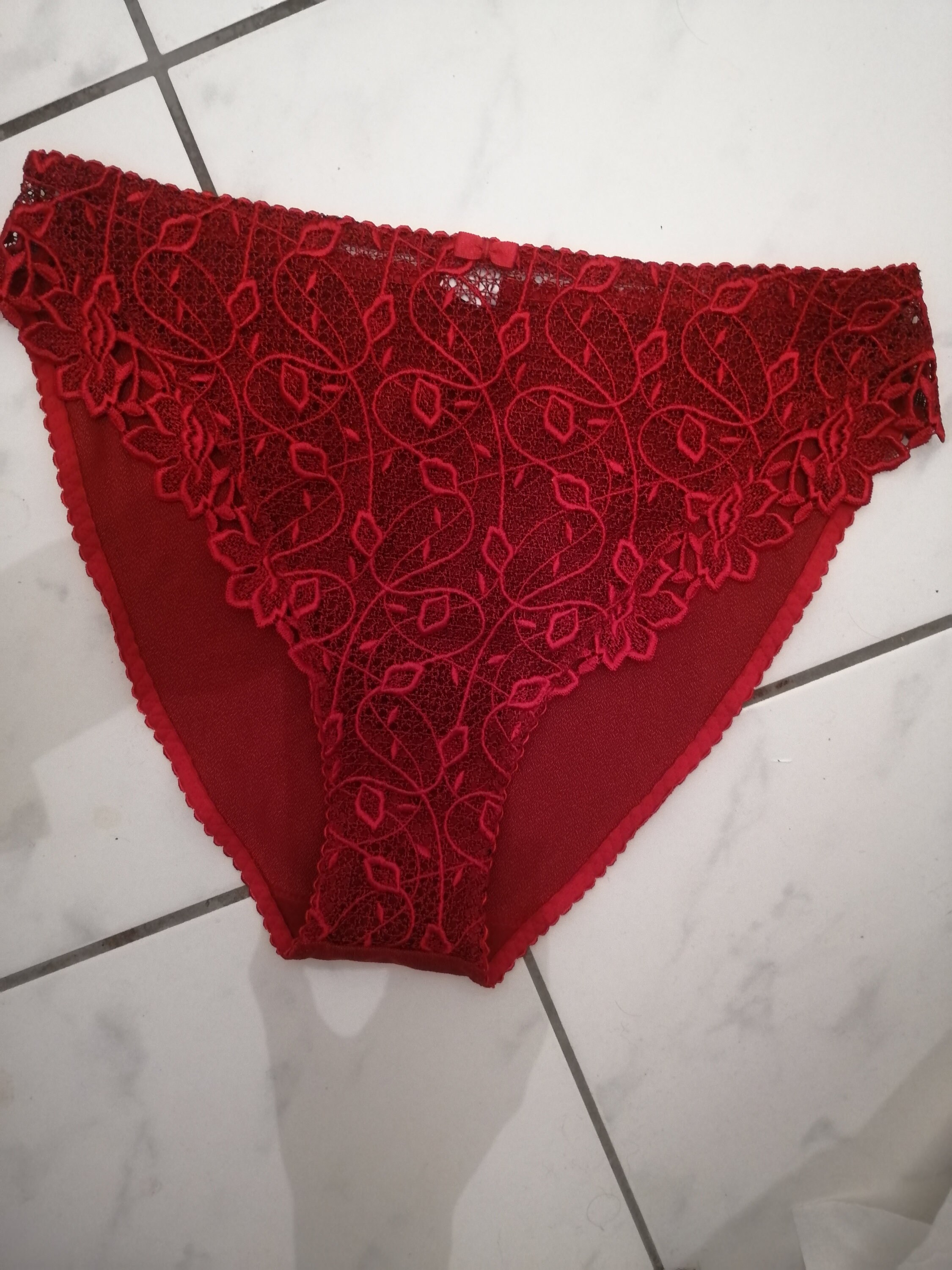 Vintage 1980er Jahre tiefrot Gebrauchte High-Leg-Höschen durchsichtig ...