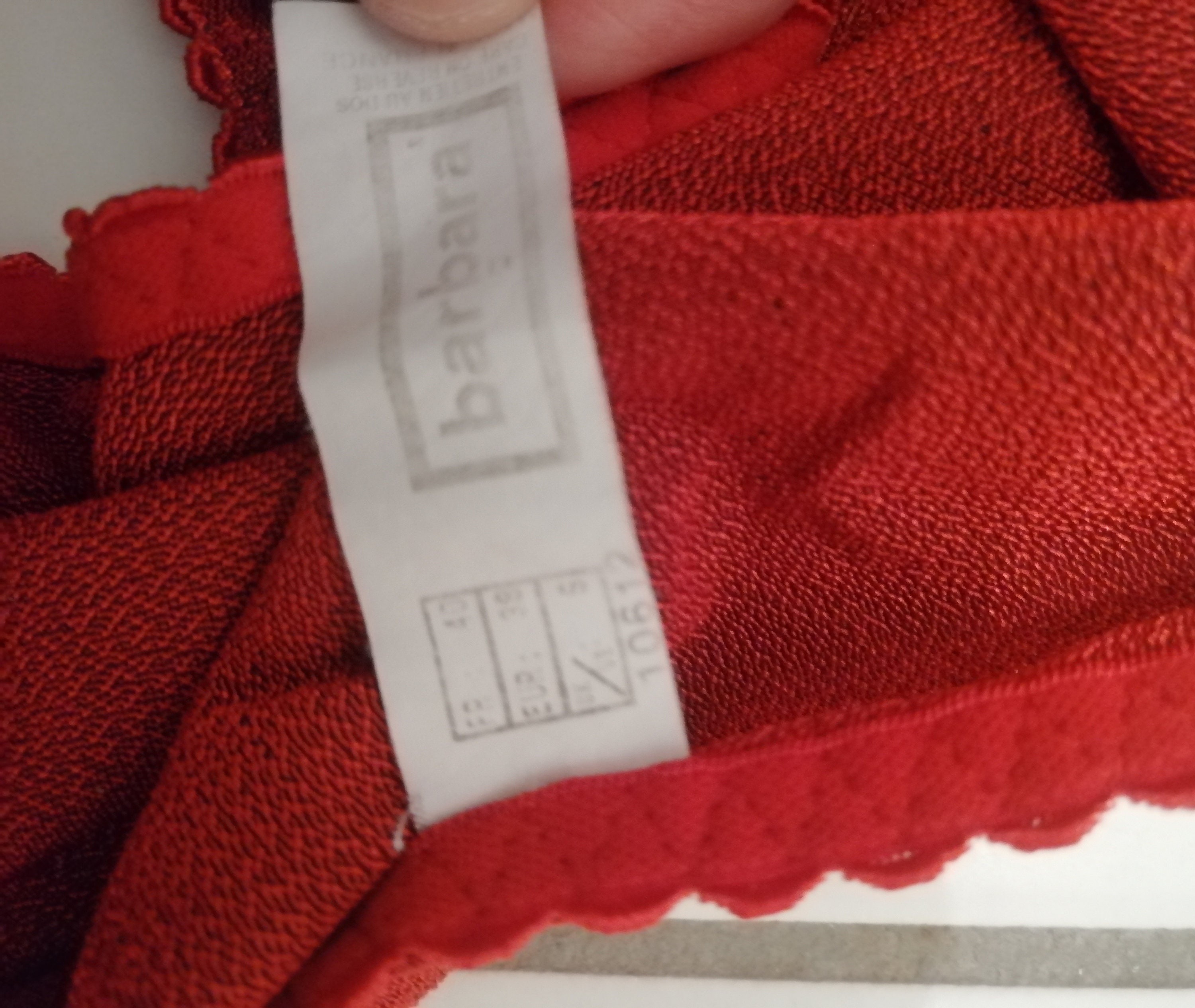 Vintage 1980er Jahre tiefrot Gebrauchte High-Leg-Höschen durchsichtig ...