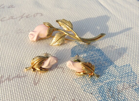 Vintage Avon Pink Rose Bud Brooch and Earrings Set //… - Gem