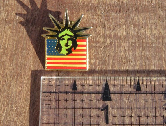 Vintage 1983 Statue of Liberty Lapel Pin // Lady Libe… - Gem
