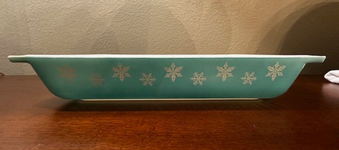 Vintage 'snowflake' PYREX Casserole - Etsy