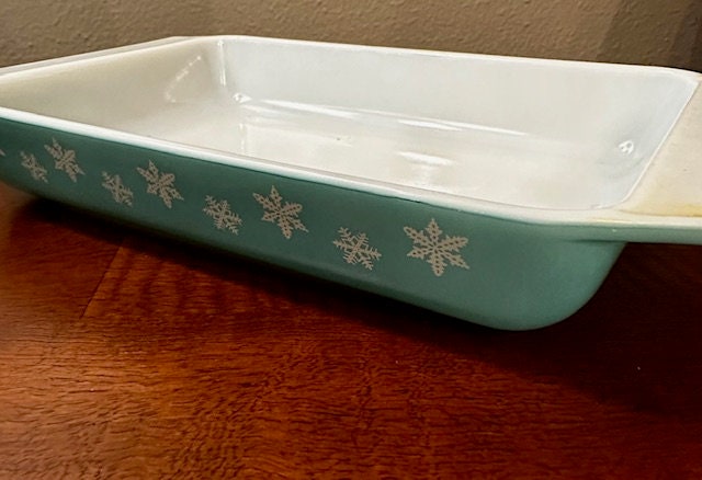 Vintage 'snowflake' PYREX Casserole - Etsy