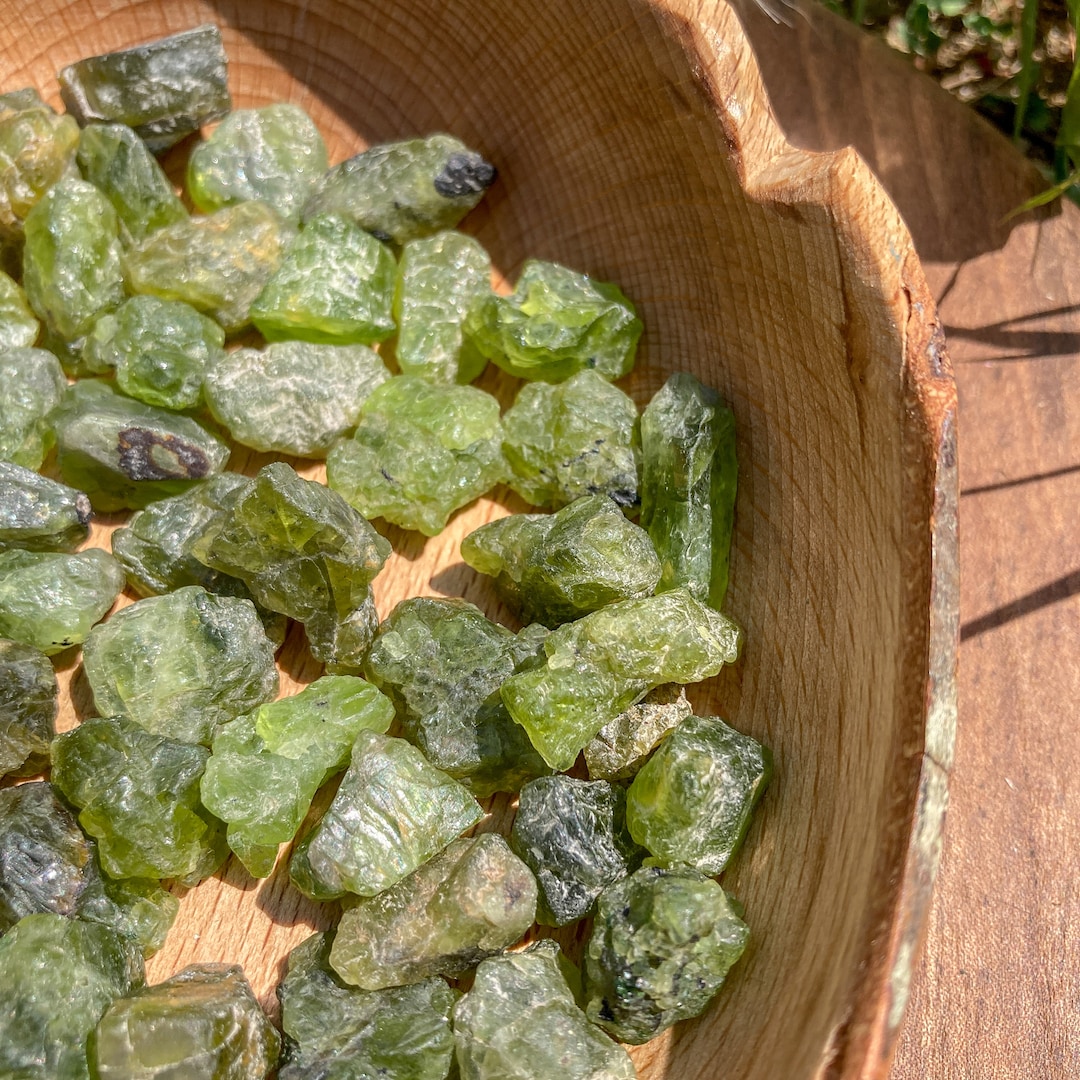 Rough Peridot Stone / Raw Olivine Crystal / Natural Chrysolite Gemstone ...