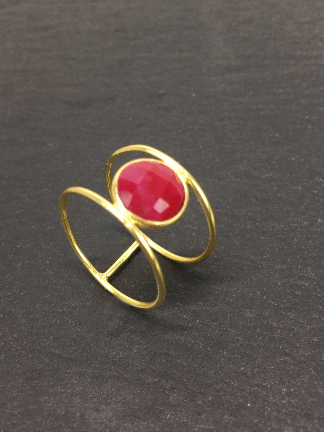 Anillo con rubí. Anillo en vermeil con piedra preciosa. Anillo de plata chapado en oro 925 1 ...