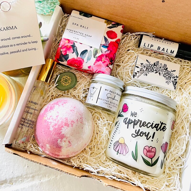 Going Away Gifts - 60+ Gift Ideas for 2025