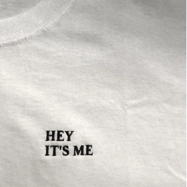 HEY IT'S ME Minimalist Embroidered Unisex T-shirt - Etsy