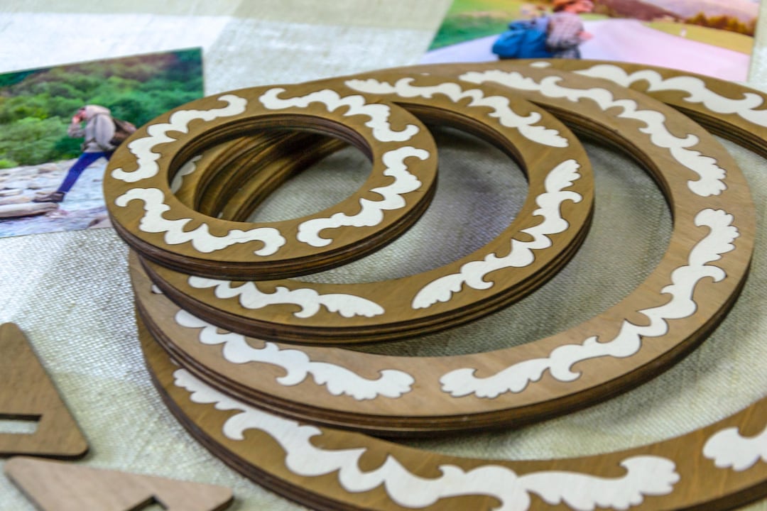 Decorative Round Frame on Magnets, Mill Hill Hoop, Photo Display ...