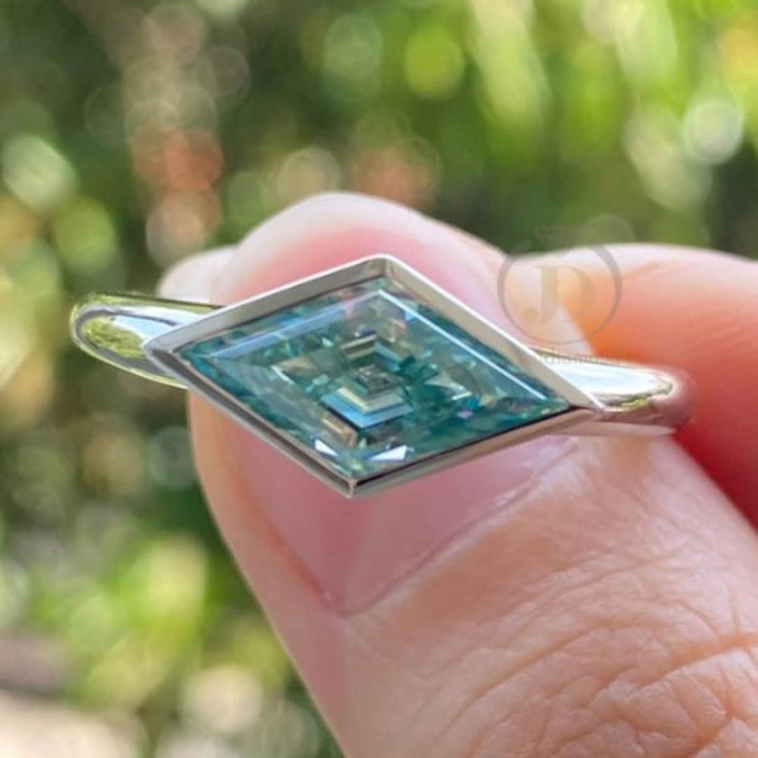 VVD Blue East West Lozenge Cut 1.50CT Moissanite Bisel Set Anillo ...