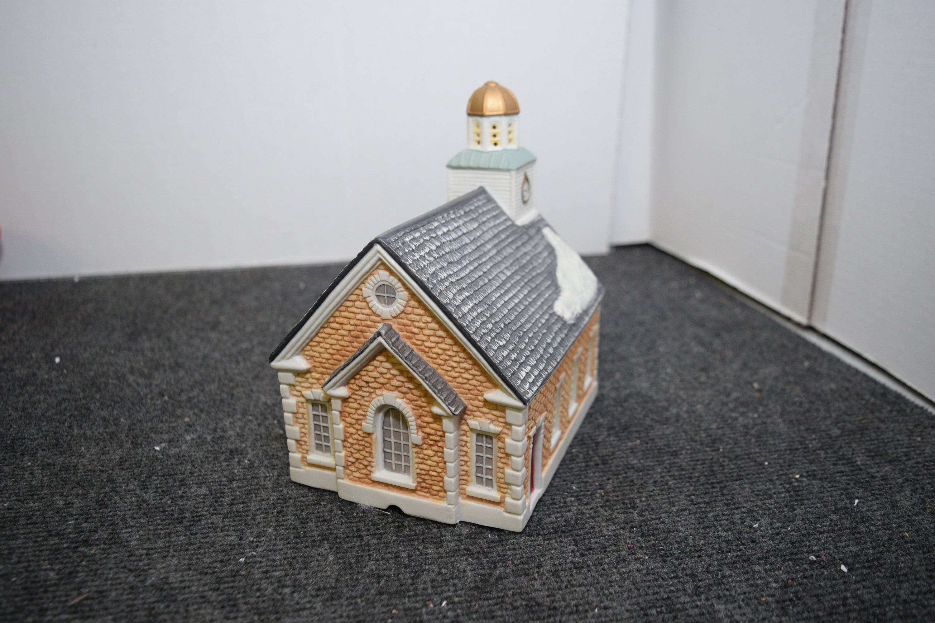 Thomas Kinkade St Nicholas Circle Collection Town Hall Sculpture Light ...