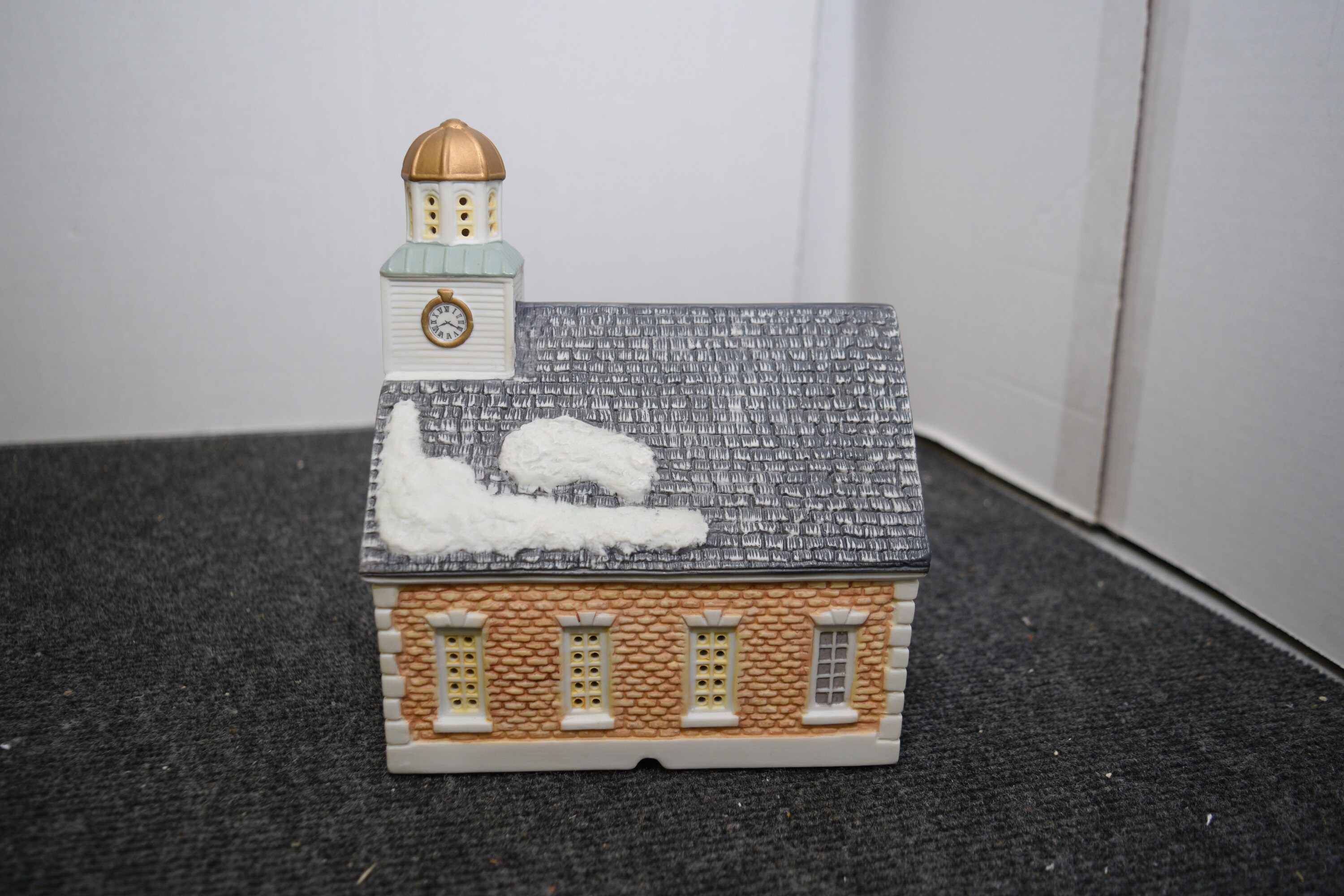 Thomas Kinkade St Nicholas Circle Collection Town Hall Sculpture Light ...