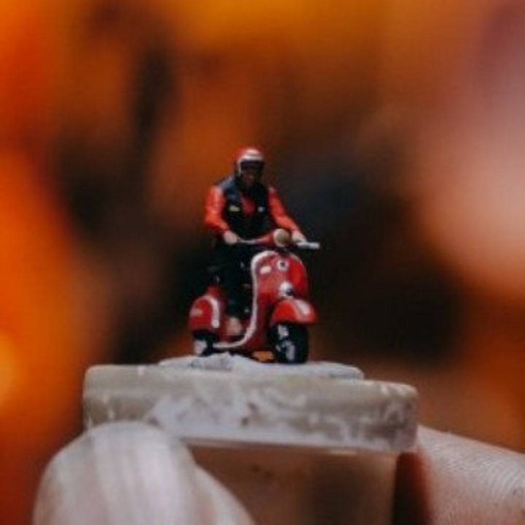 Miniature Action Figures Man Riding Vespa Diorama HO Scale 1/87 ...