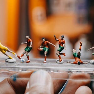 Miniature Action Figures Man Plying Football Sports Diorama Scale 1:87 ...