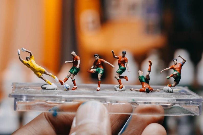 Miniature Action Figures Man Plying Football Sports Diorama Scale 1:87 ...
