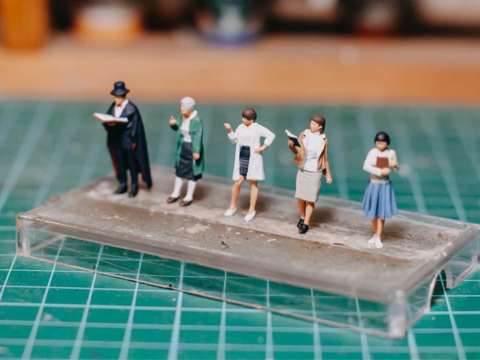 New Miniature Action Figure School for Diorama Decoration Mini Resin ...