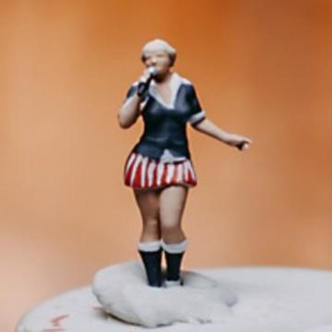 Miniature Action Figure Singer Woman Diorama Scale 1:87 No Preiser ...