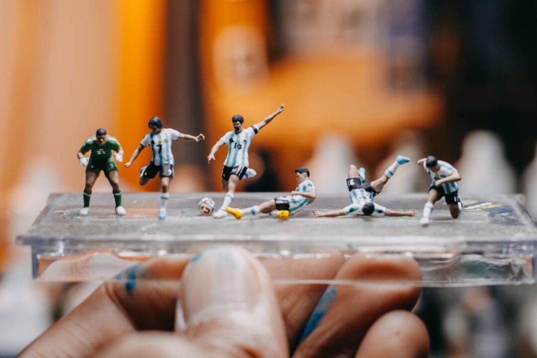 Miniature Action Figures Man Plying Football Sports Diorama Scale 1:87 ...