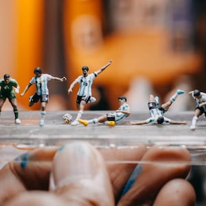 Miniature Action Figures Man Plying Football Sports Diorama Scale 1:87 ...