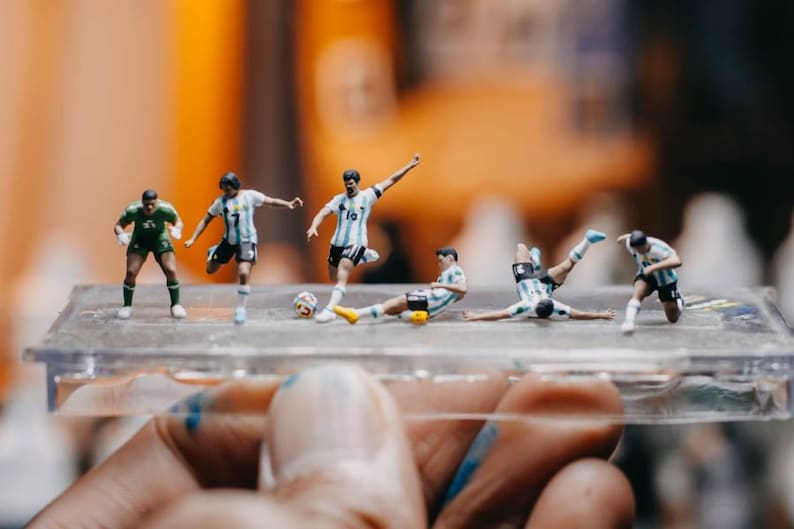 Miniature Action Figures Man Plying Football Sports Diorama Scale 1:87 ...