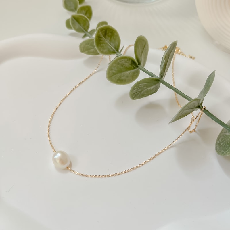Floating Pearl Necklace - Etsy