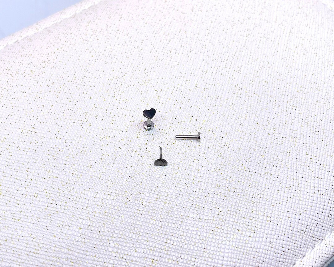 20G/18G/16G Tiny Black Heart Push Pin Labret • Titanium Flat Back ...