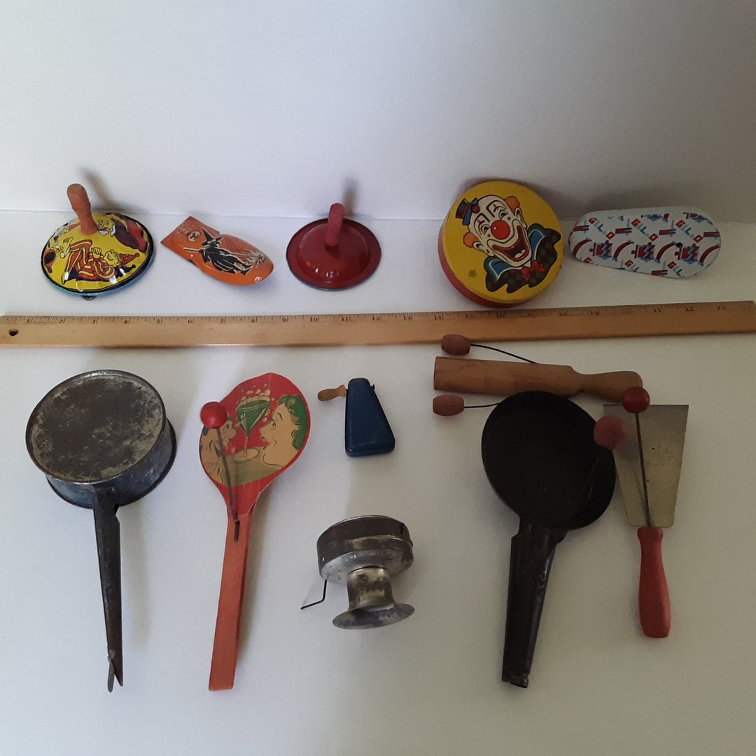 12 Vintage Noise Makers / Clackers From Seiss, Bugle Toys, US Metal Etc ...
