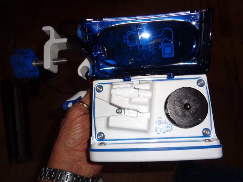 Covidien Kangaroo Enteral Feeding With Tripod Pole Clamp and AC Adapter ...