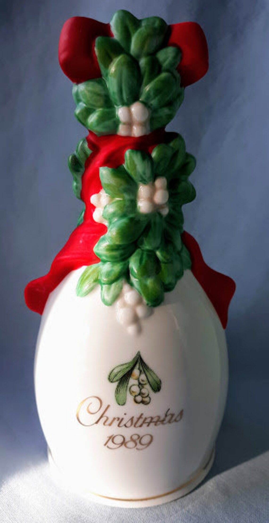 Vintage Avon Porcelain Bell, "under the Mistletoe", 1989 - Etsy