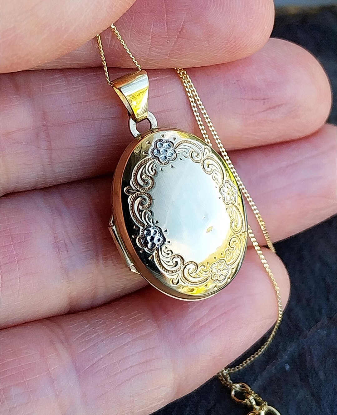 Pretty 9ct GOLD OVAL LOCKET With White Floral Border on 20 Chain 2.5g ...