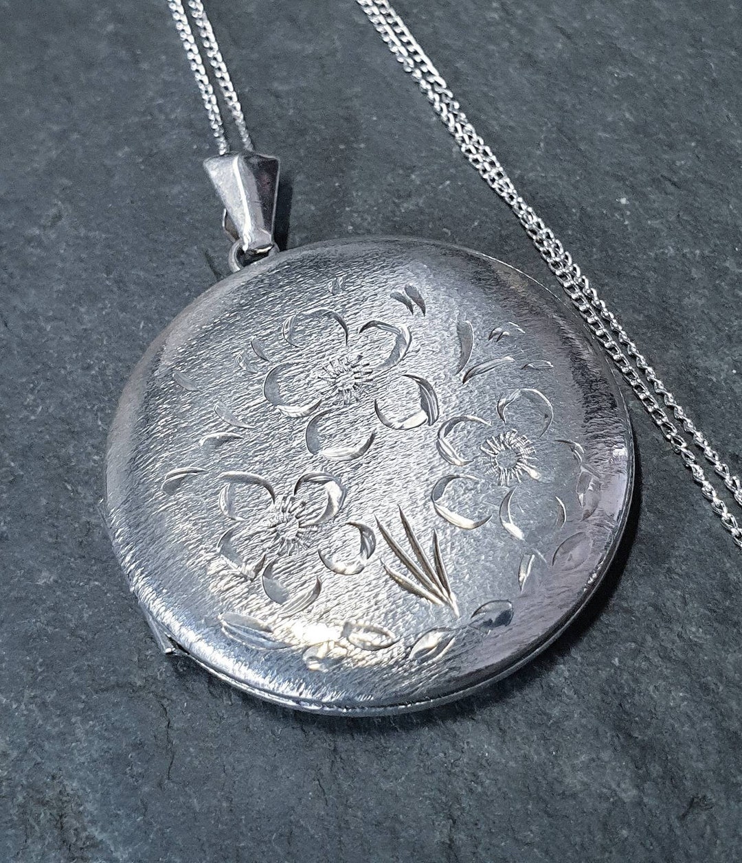 Large Sterling SILVER LOCKET Round With 3 Flowers on 20 Chain 10.9g ...