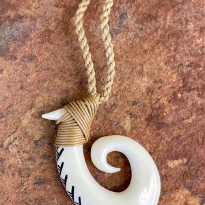 Hawaiian Design Jewelry Fish Hook Bone Carved Pendant W/ Adjustable ...