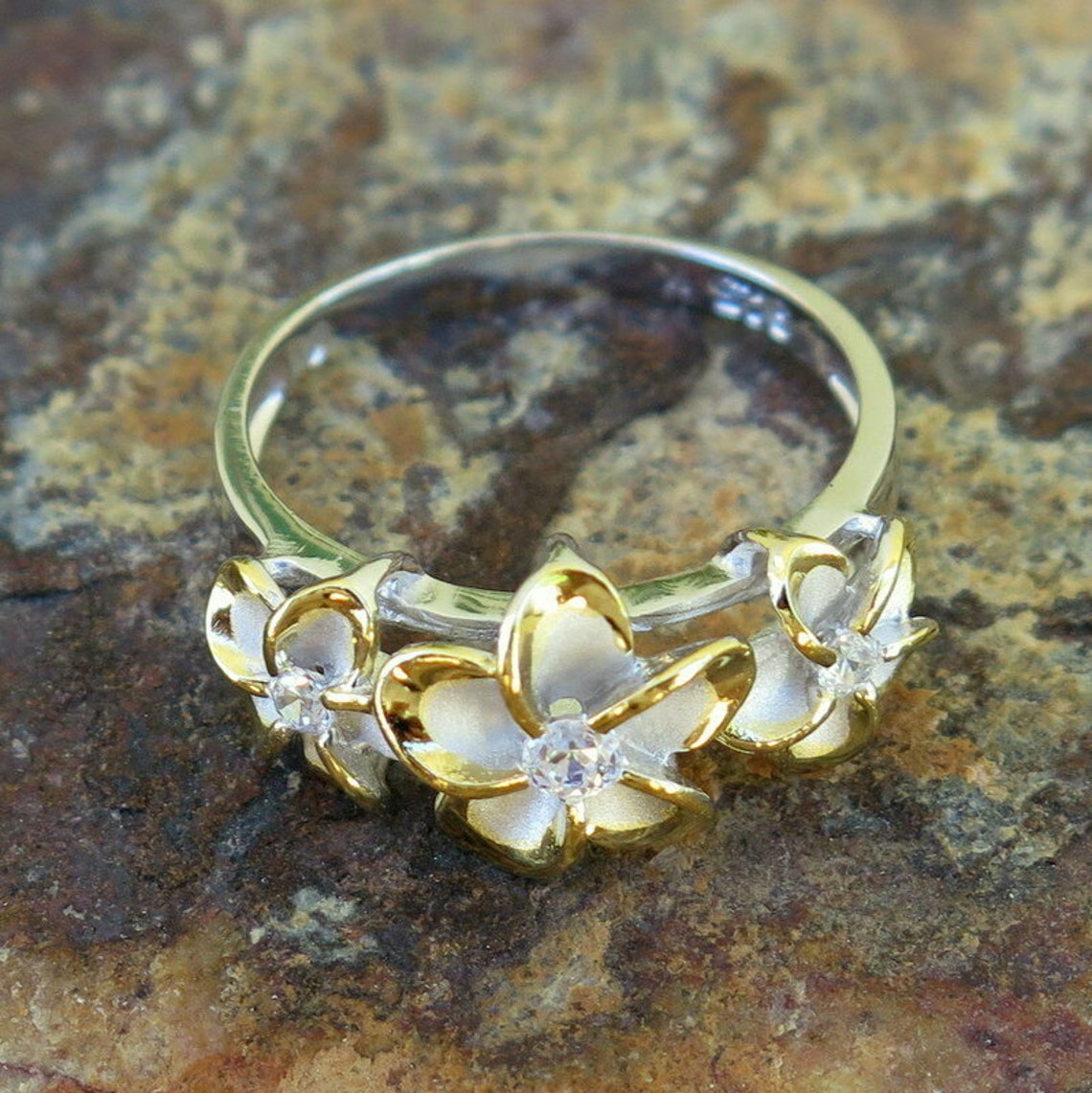 Hawaiian Design Silver Gold Three Plumeria Flowers CZ Wedding Ring Band ...