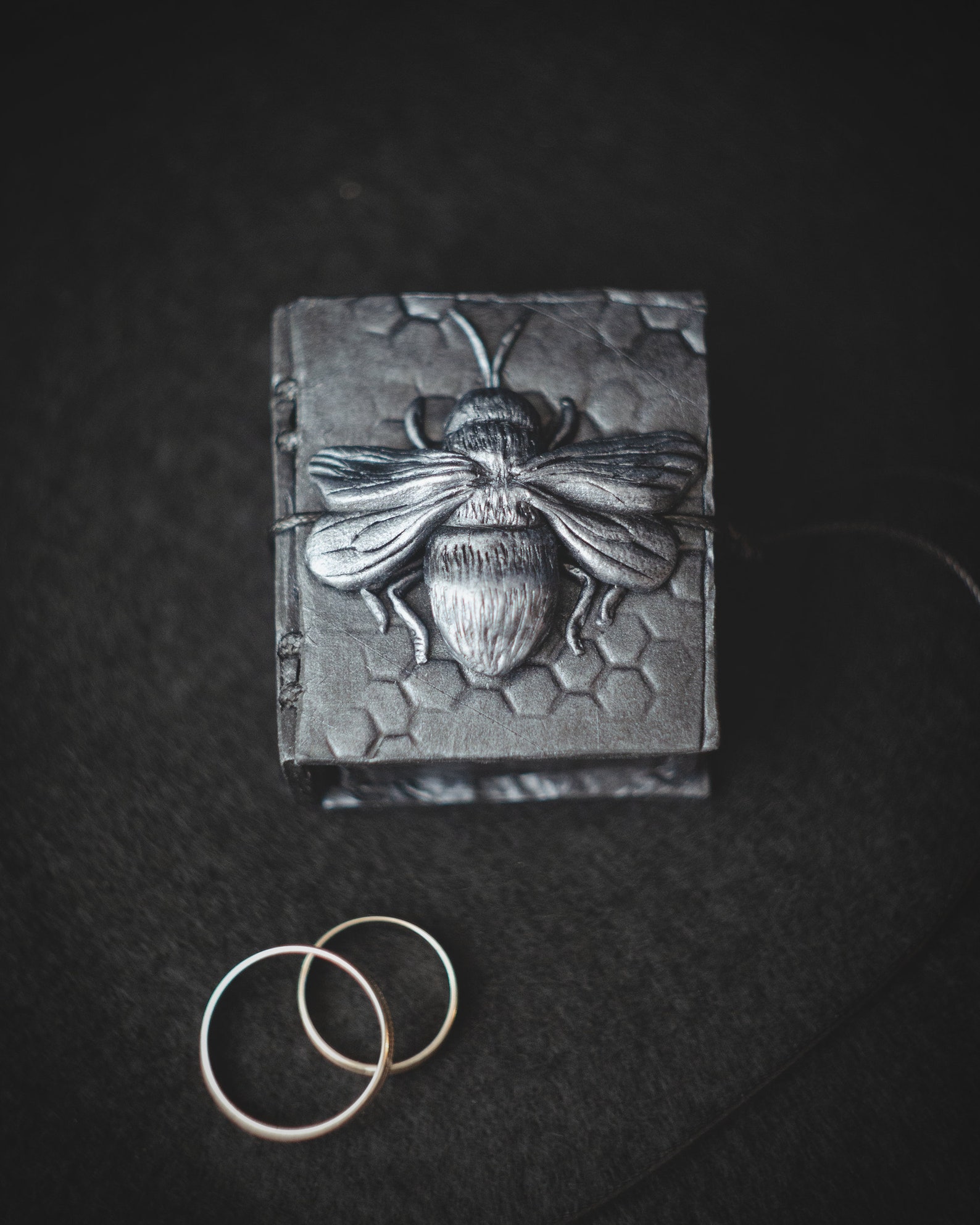 Black Slim Ring Box With Bee Proposal Wedding Thin Ring Box for Men and ...