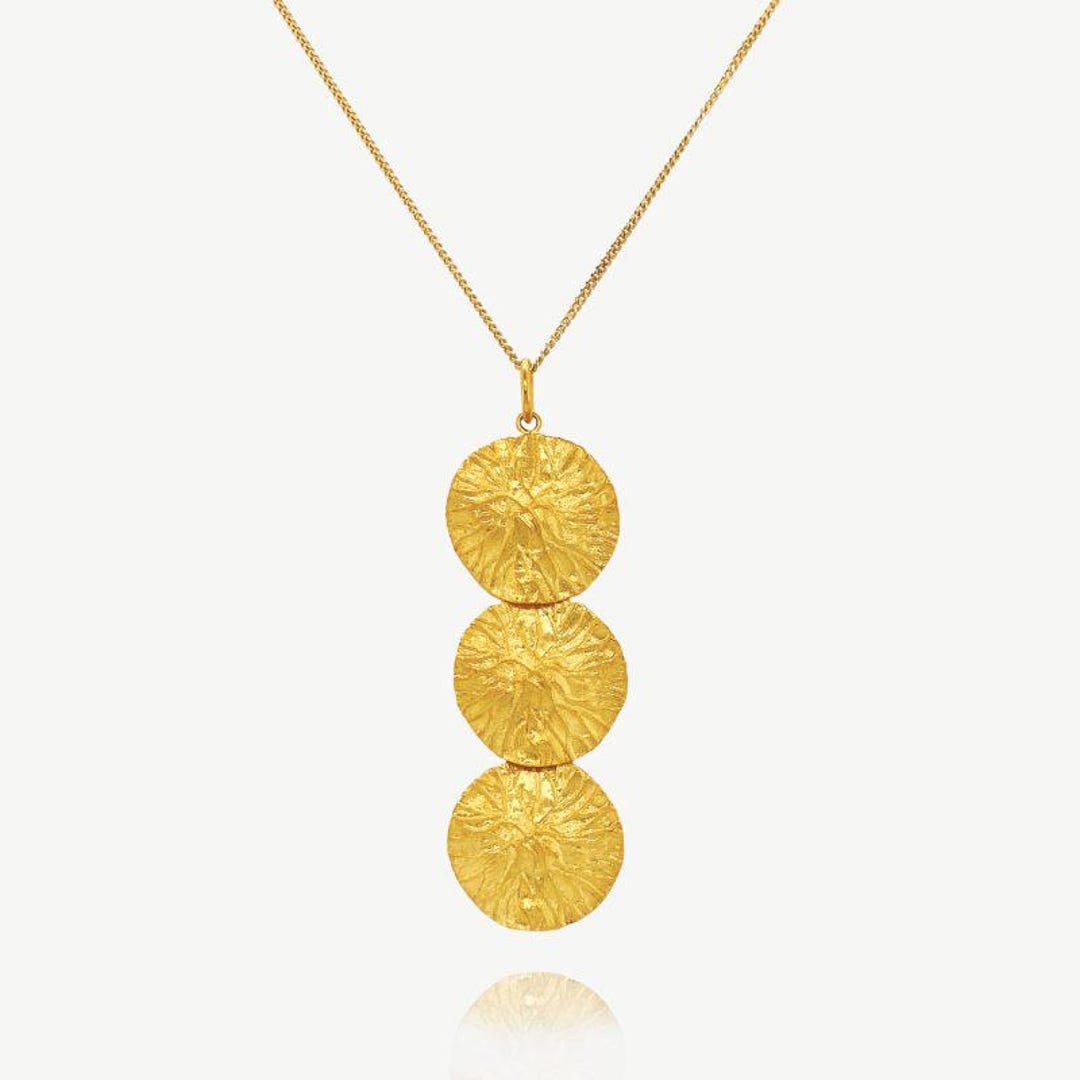 Sarah Alexander - Saffron Rippled Medallion Pendant Necklace, 18ct Gold ...