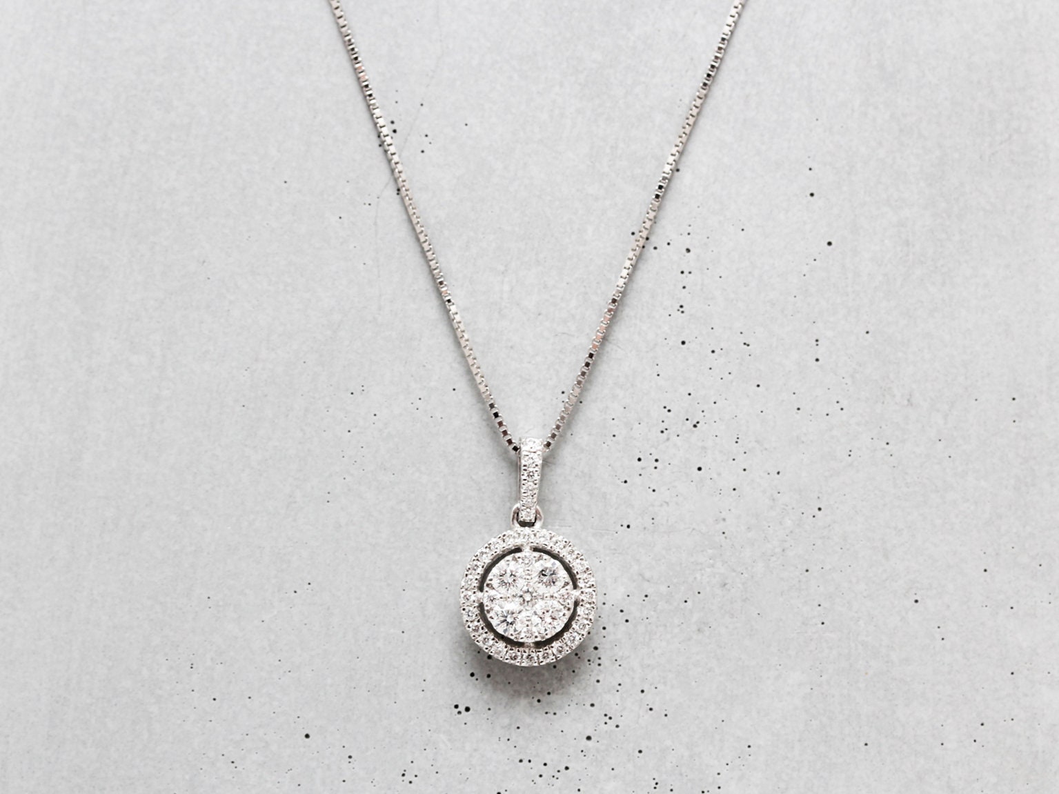 18ct White Gold 18 Diamond Necklace