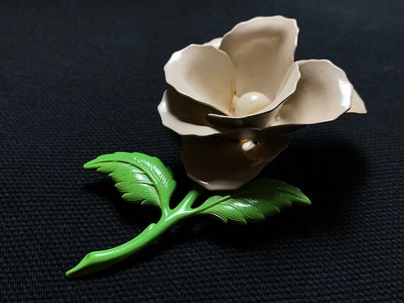 Voluminous 1950's Beige & Green Enameled Metal Flower… - Gem